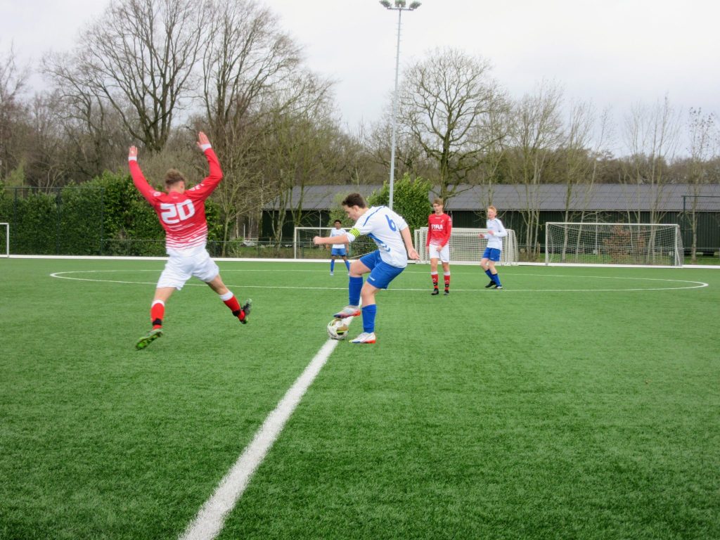SDVB JO17-3 wint stormachtig duel van Hierden. | SDV Barneveld