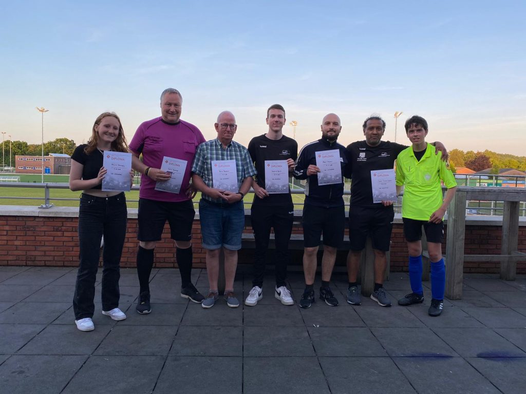 Zeven SDVB-leden behalen diploma verenigingsscheidsrechter. | SDV Barneveld